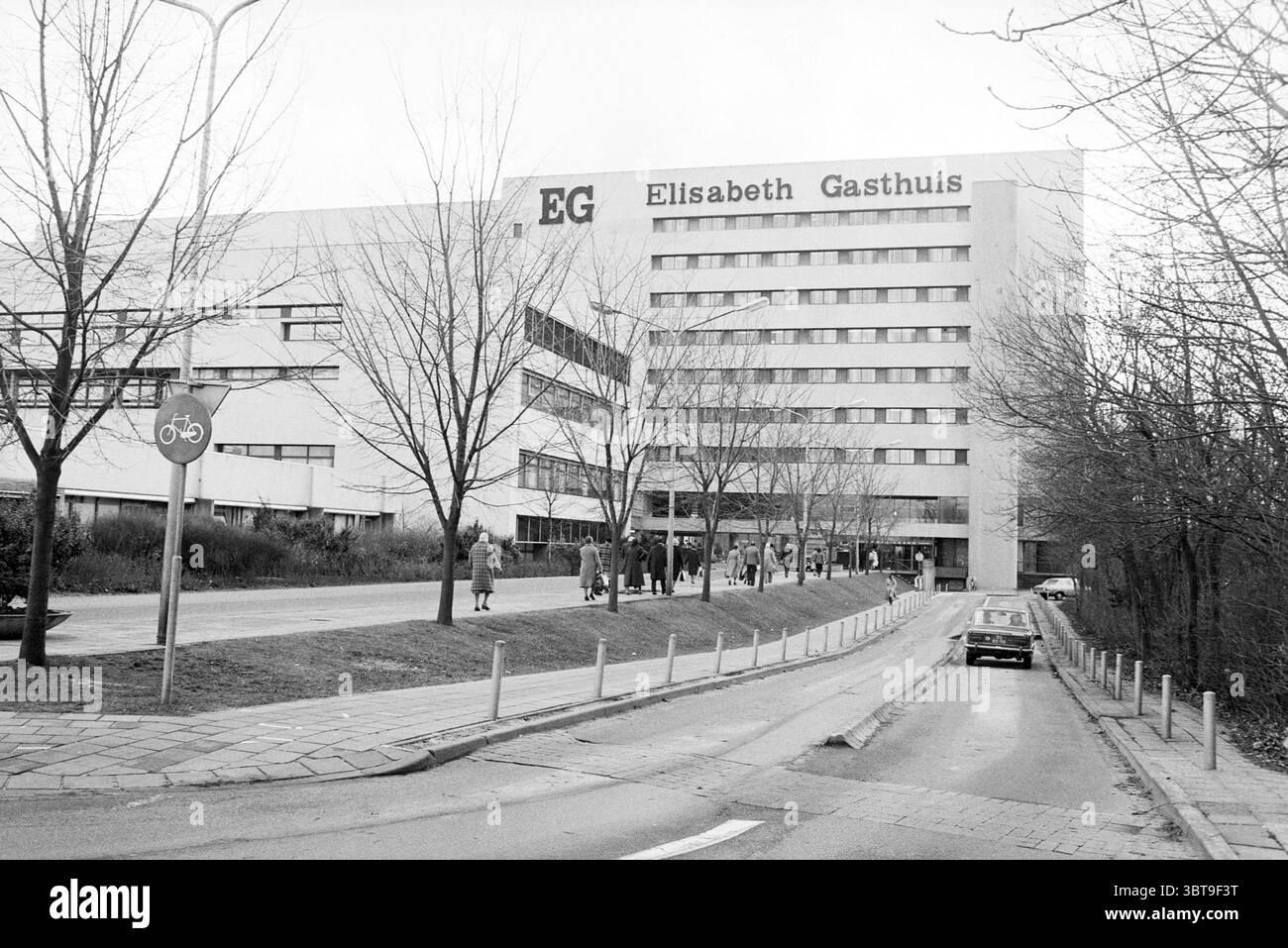Hospital exterior 1980's hi-res stock photography and images - Alamy