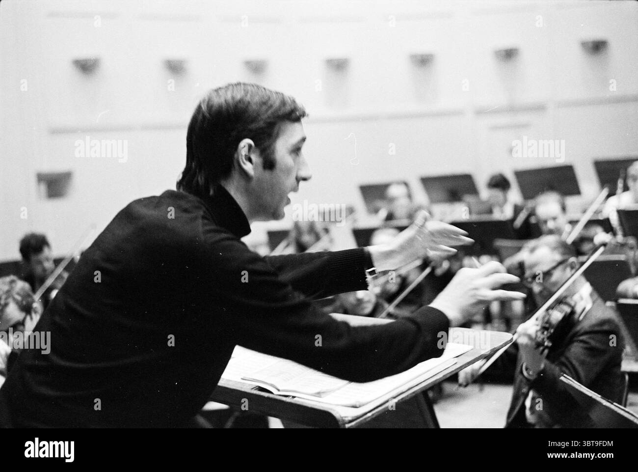 Conductor Ned. Philharmonic Orchestra Music, Whizgle News, Dutch Desk ...