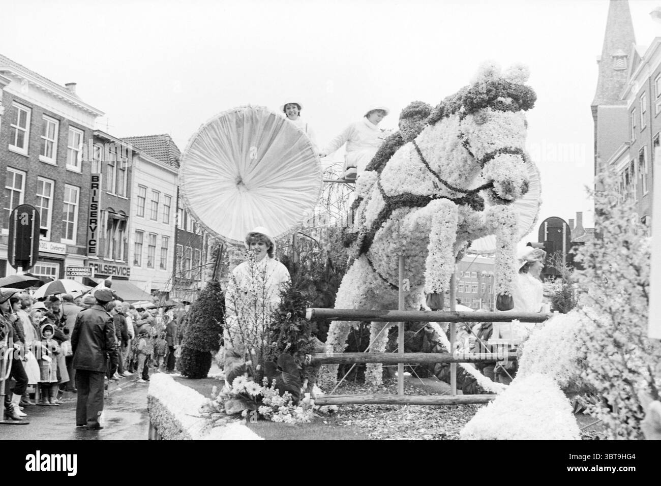 Large float features hi-res stock photography and images - Alamy