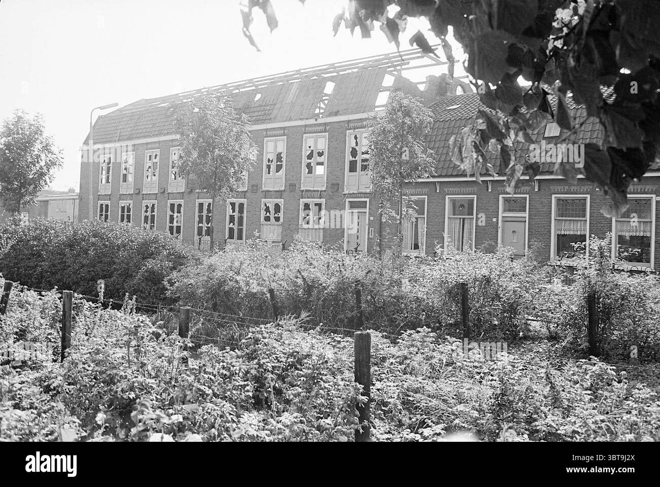 Structure color on roof Black and White Stock Photos & Images - Alamy
