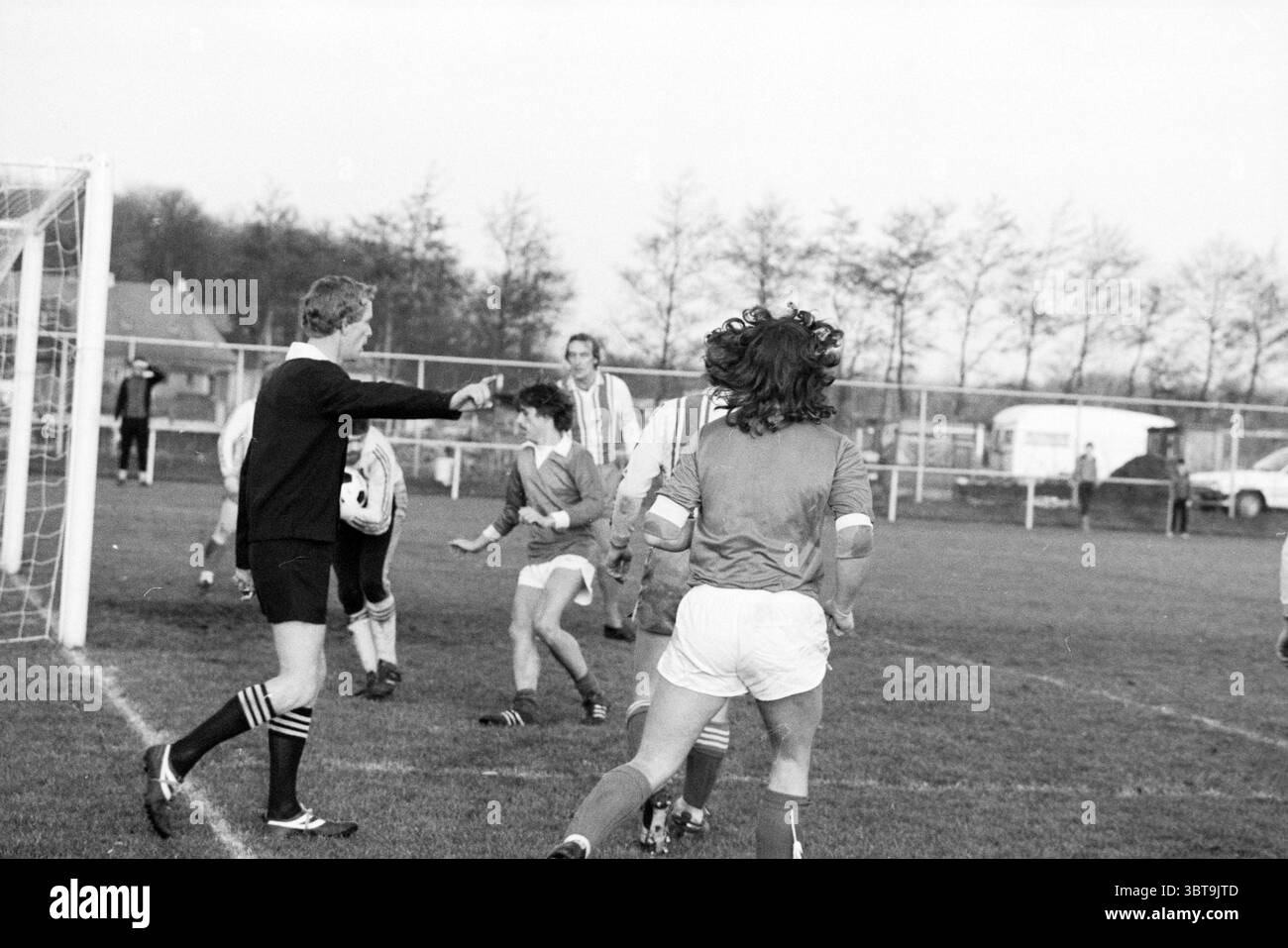 Dark referees uniform hi-res stock photography and images - Alamy