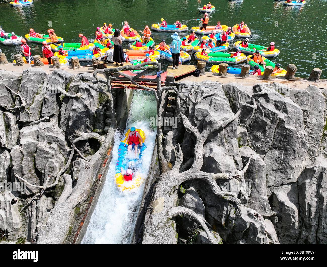Tourists experience rafting in Yongzhou City, south China's Hunan ...