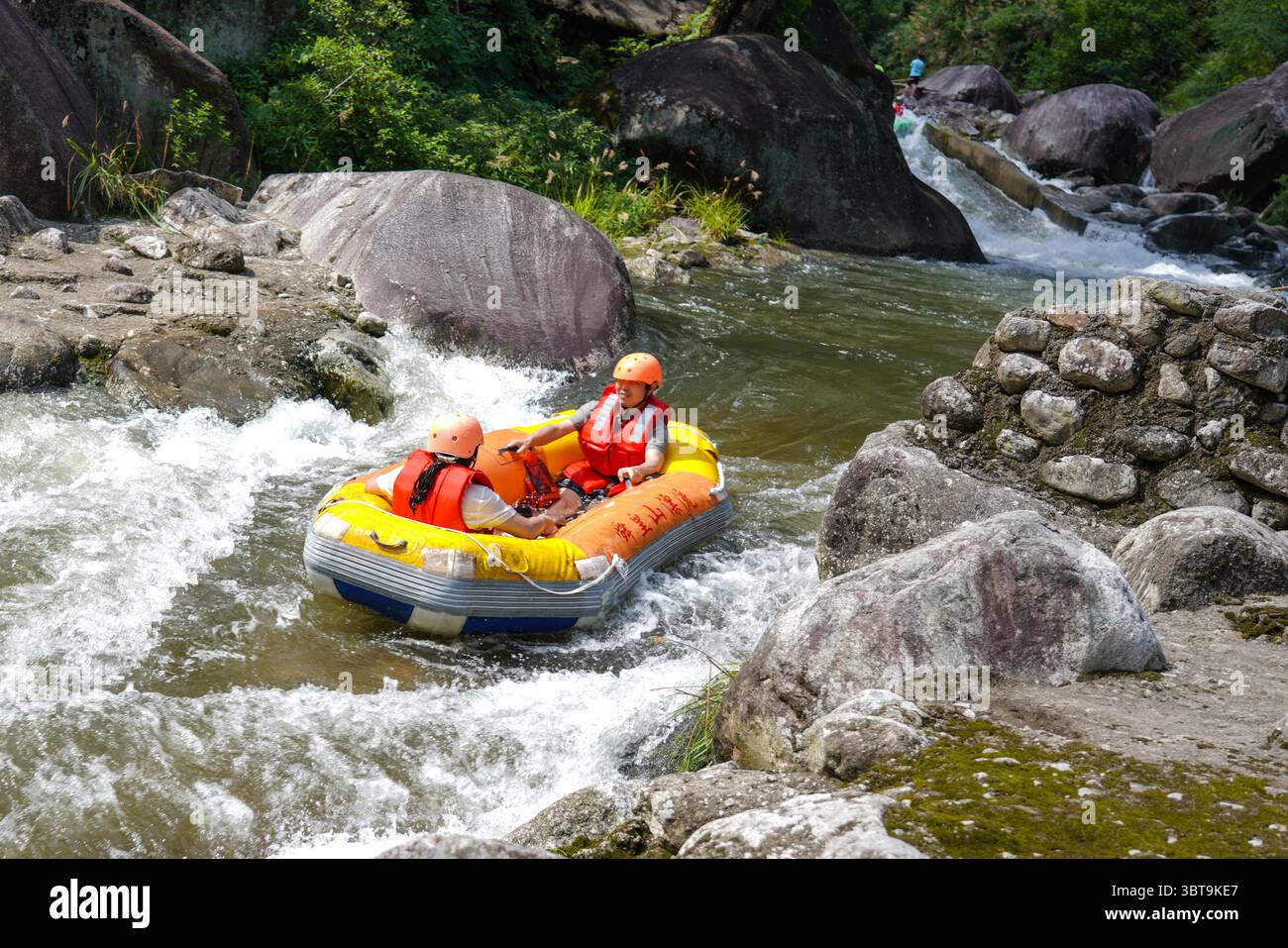 Tourists experience rafting in Yongzhou City, south China's Hunan ...
