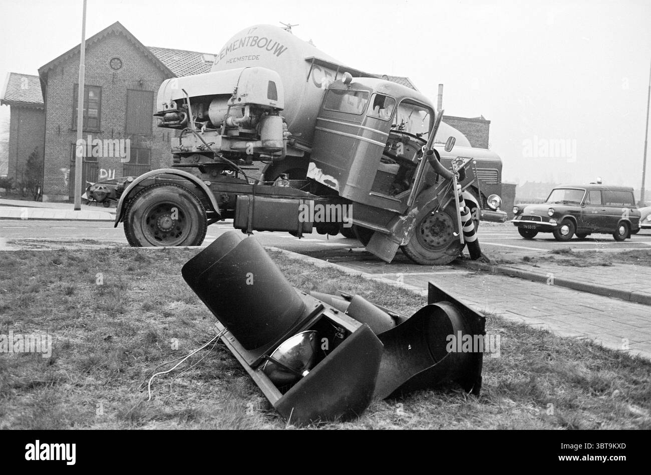 Scissored semi trailer cementbouw hi-res stock photography and images ...