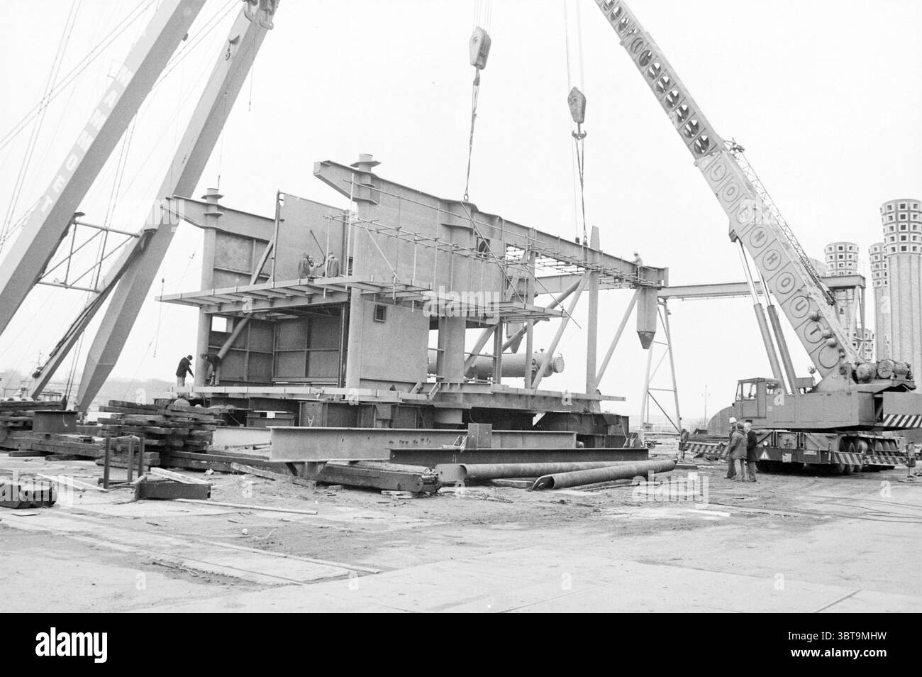 Maneuver large metal beams hi-res stock photography and images - Alamy