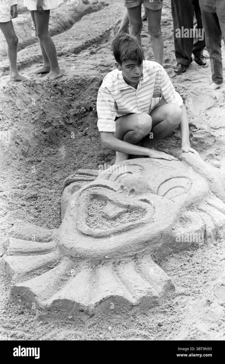 Sand building competition in Zandvoort Pipo the Clown by winner André ...