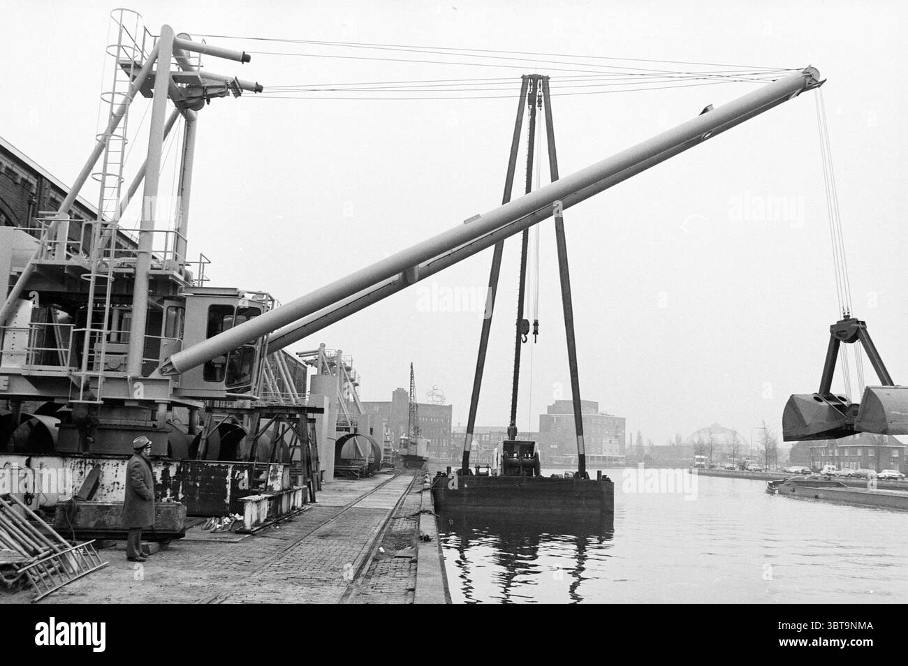 Cranes operational mechanism looms hi-res stock photography and images ...