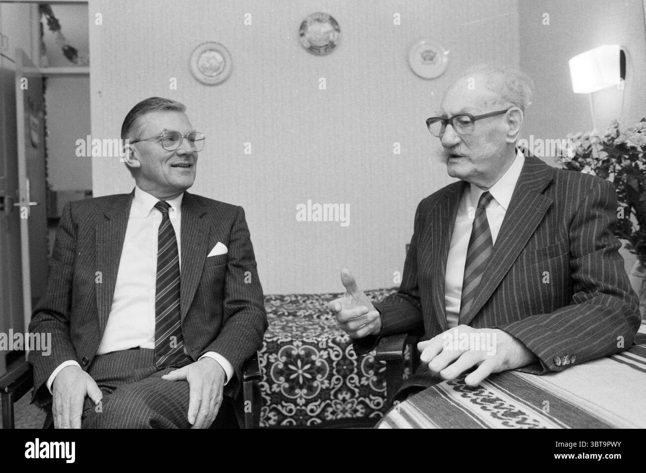 100 old men Black and White Stock Photos & Images - Alamy