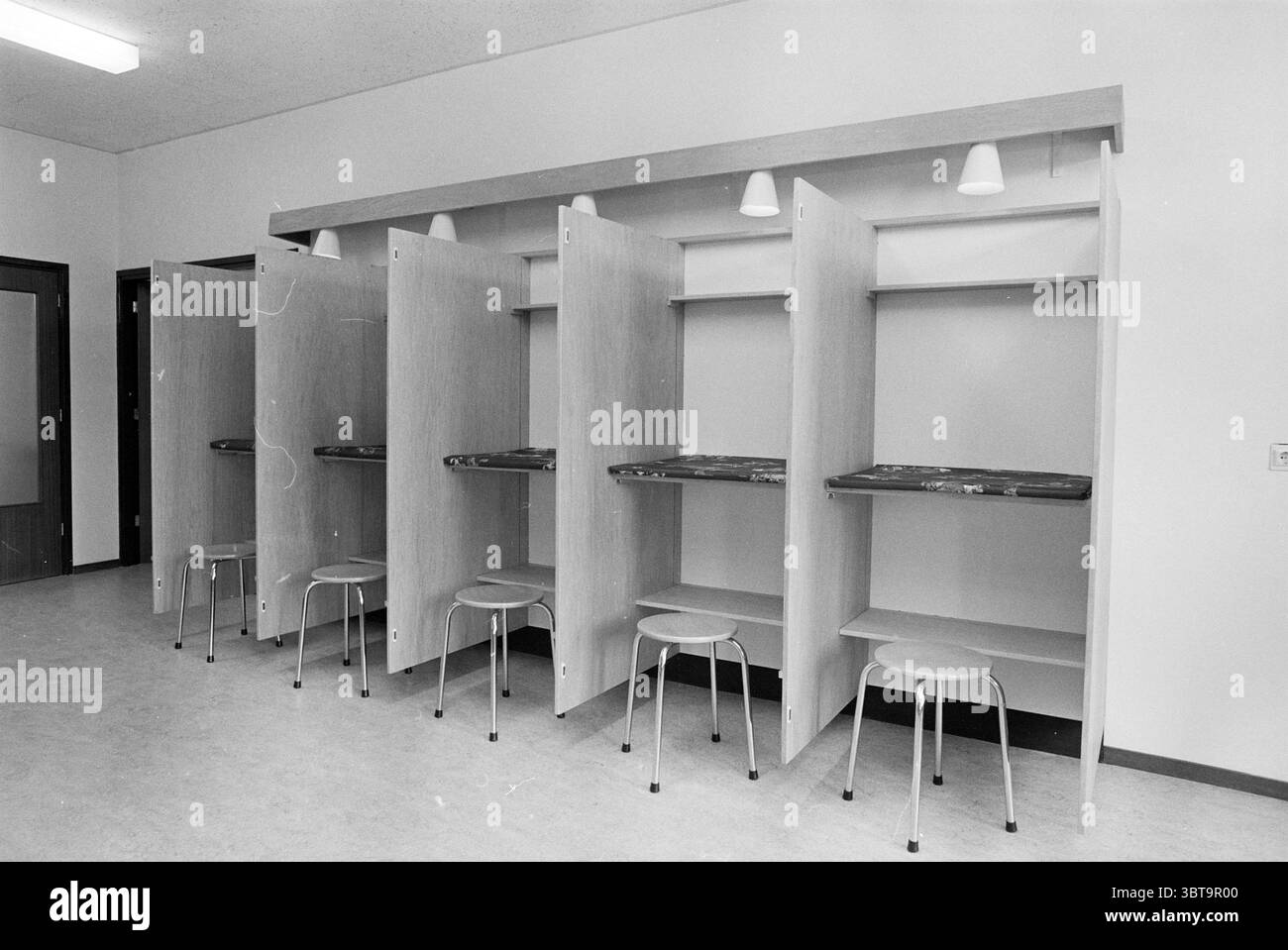 Unadorned light colored panels hi-res stock photography and images - Alamy