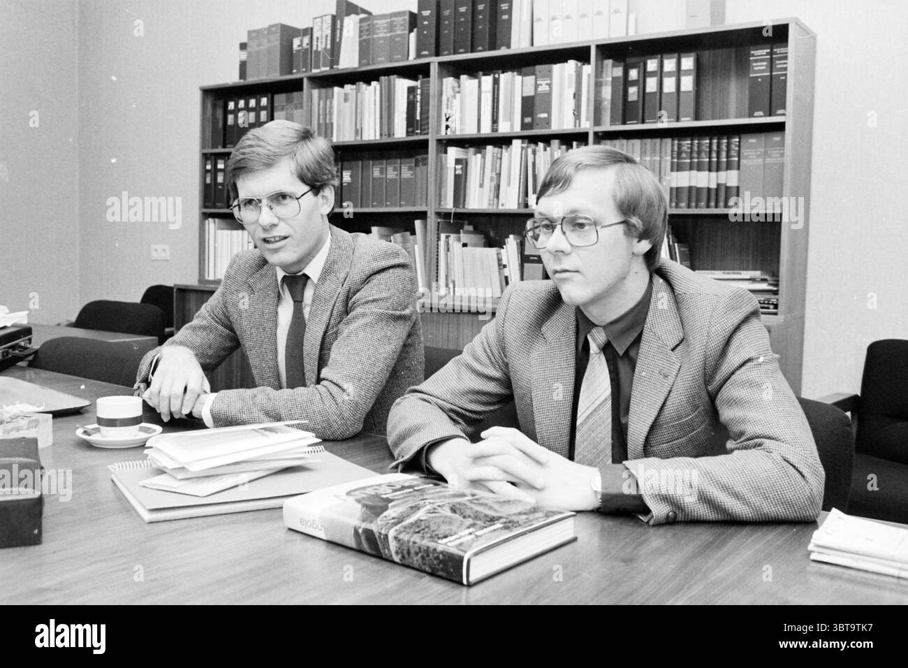 Wooden desk in 1980s office hi-res stock photography and images - Alamy