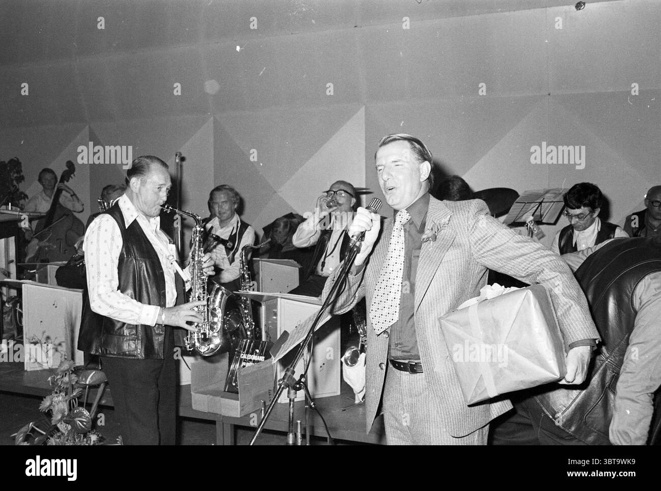 Another performer stands hi-res stock photography and images - Alamy