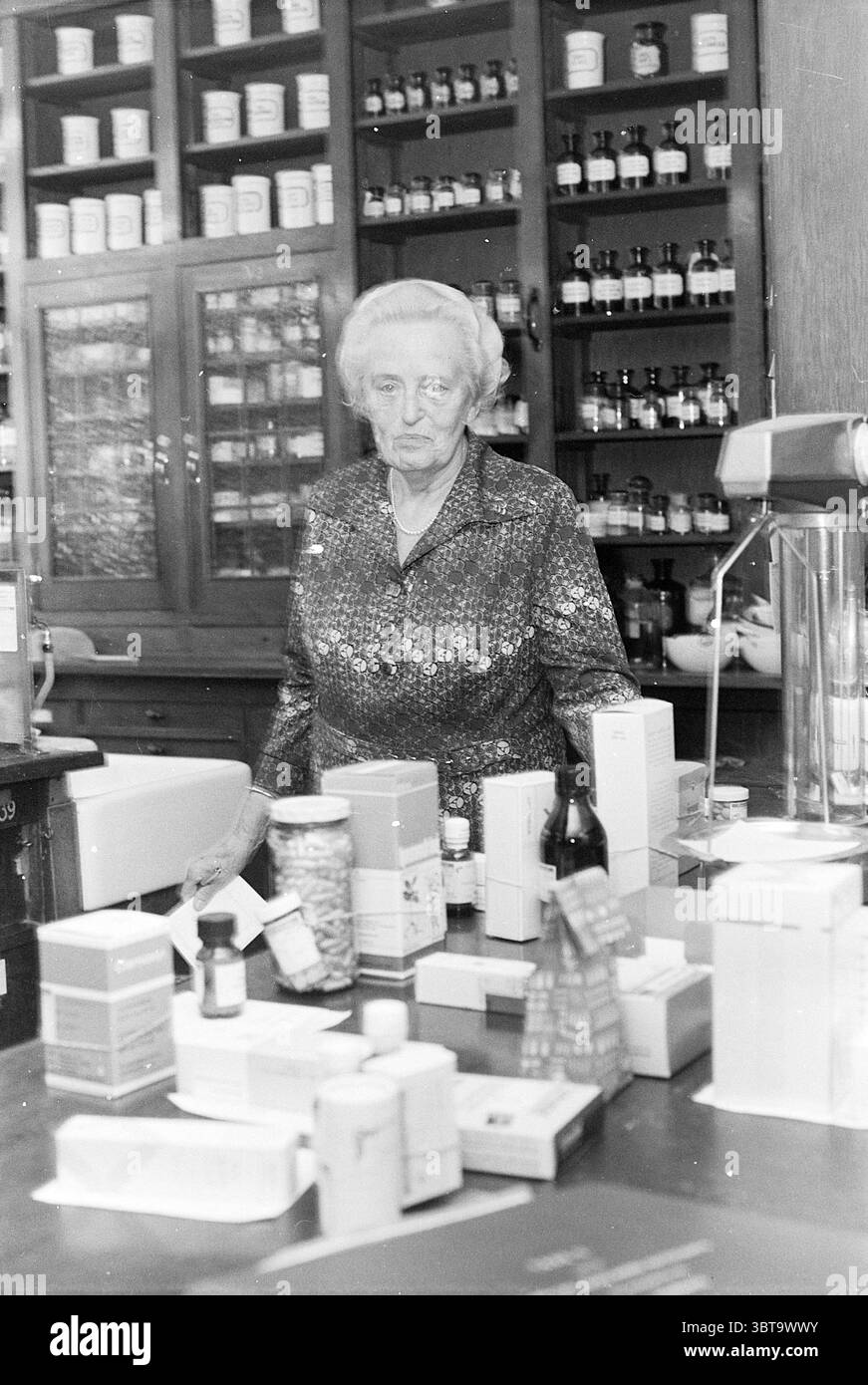 Vintage pharmacy hi-res stock photography and images - Alamy