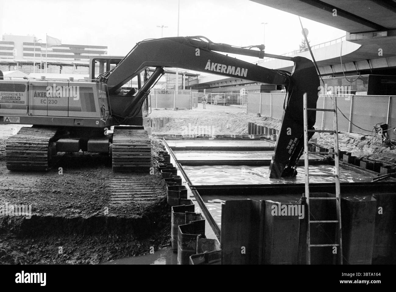 Vertical metal beams Black and White Stock Photos & Images - Alamy