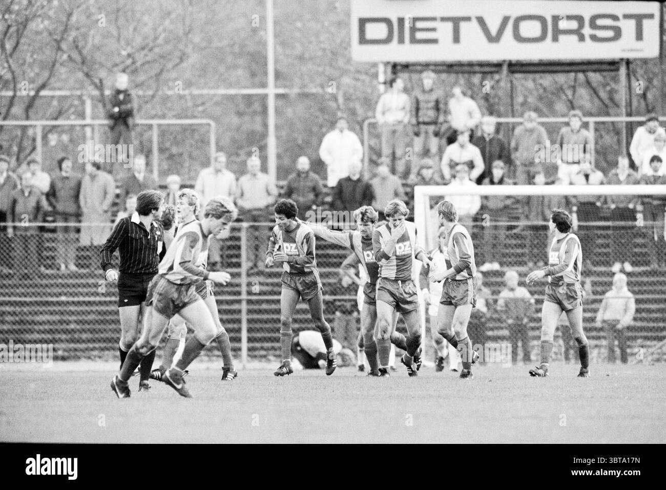 Referee watches closely hi-res stock photography and images - Alamy