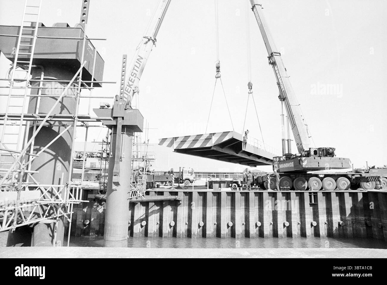 Massive rectangular steel beam hi-res stock photography and images - Alamy