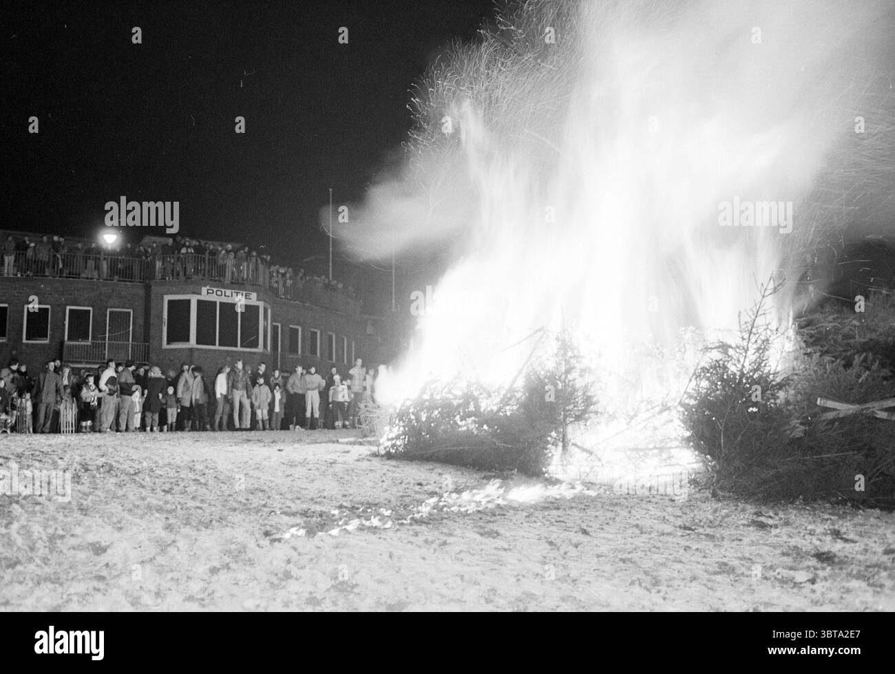 Lively crowd erupts hi-res stock photography and images - Alamy