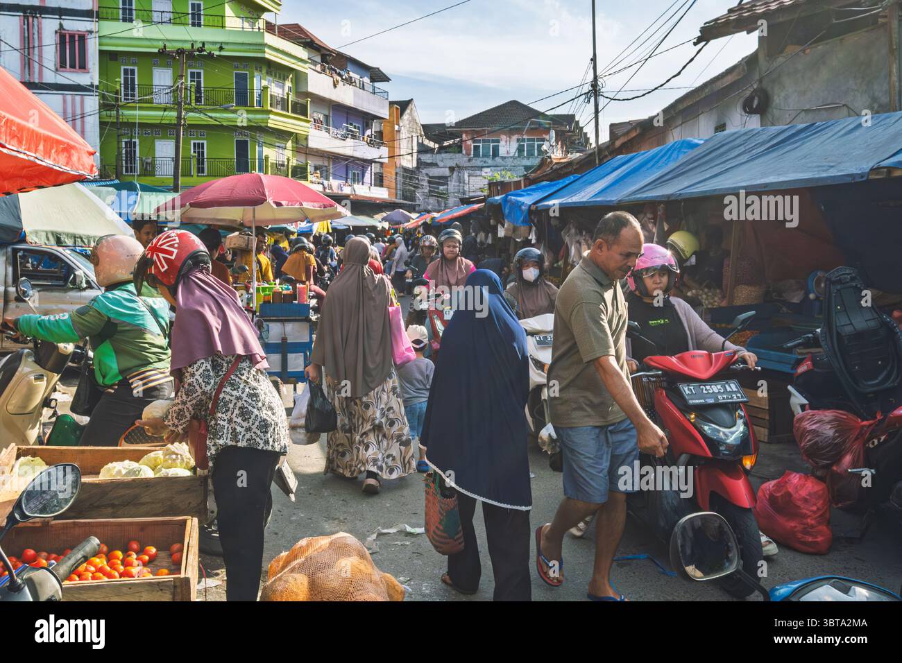 Balikpapan, Indonesia – April 19th 2025. Crowded scene at Pandan Sari ...