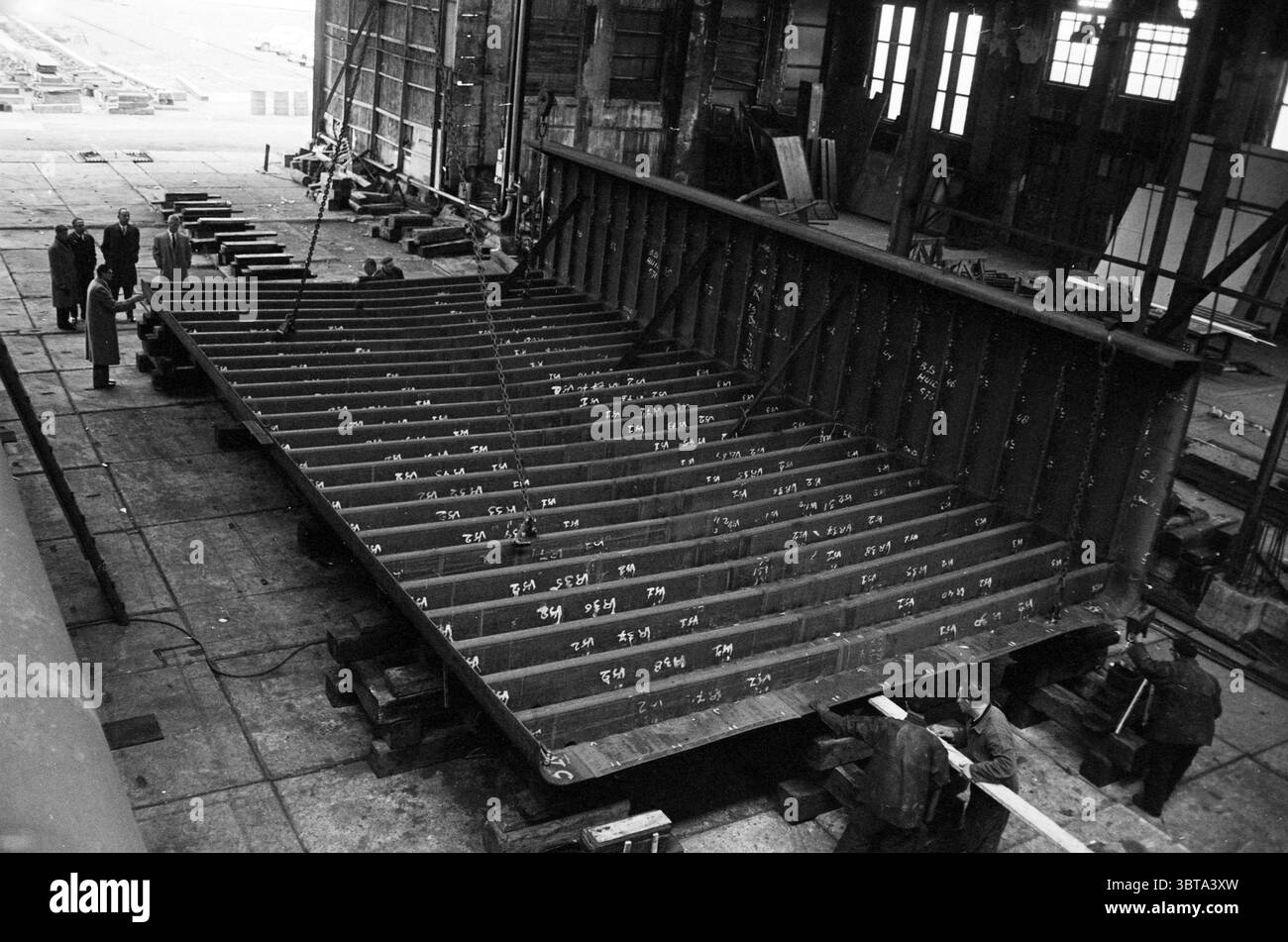 Construction of a large object (sailing pontoon?) with trusses in a ...