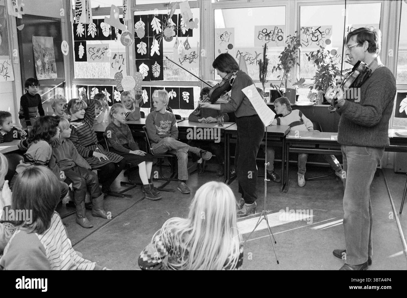 Acting in front of classroom hi-res stock photography and images - Alamy