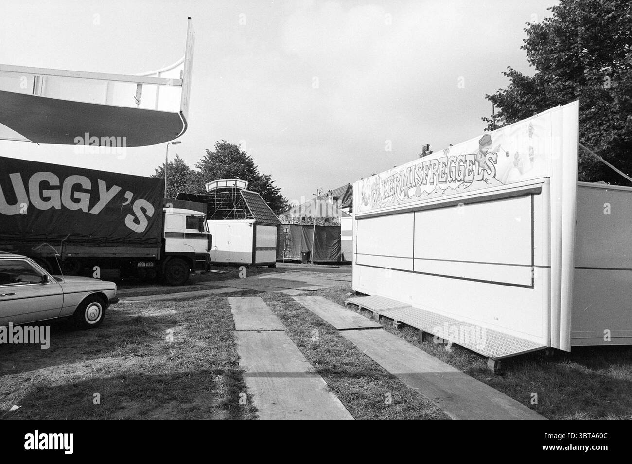 Curved edges stands hi-res stock photography and images - Alamy