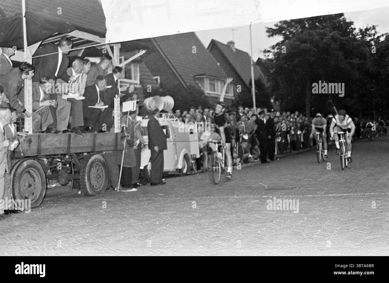Various spectators line hi-res stock photography and images - Alamy