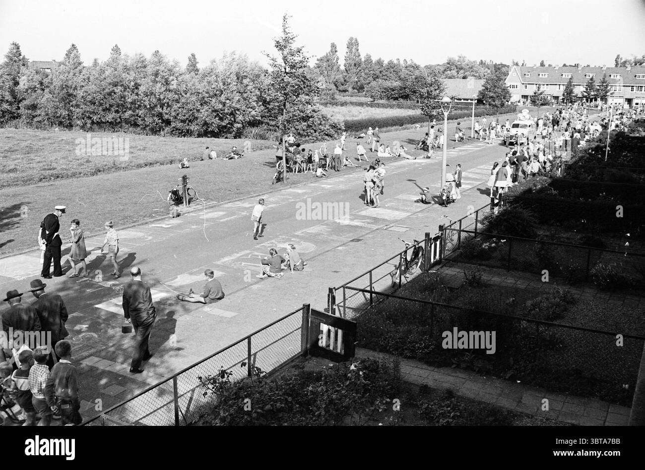 Sitting area in paved hi-res stock photography and images - Alamy