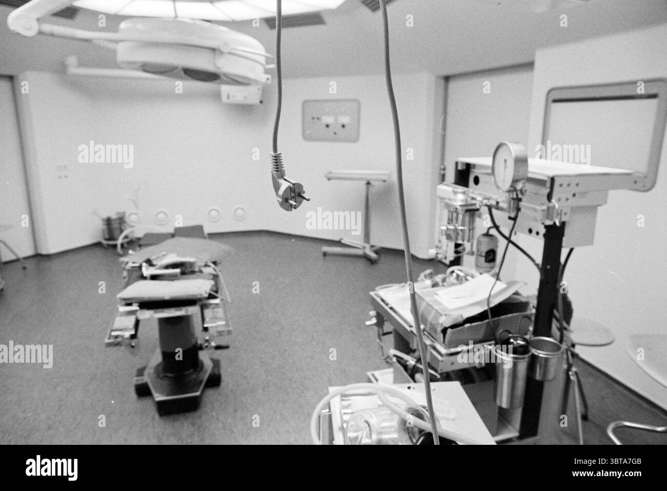 Central surgical table hi-res stock photography and images - Alamy