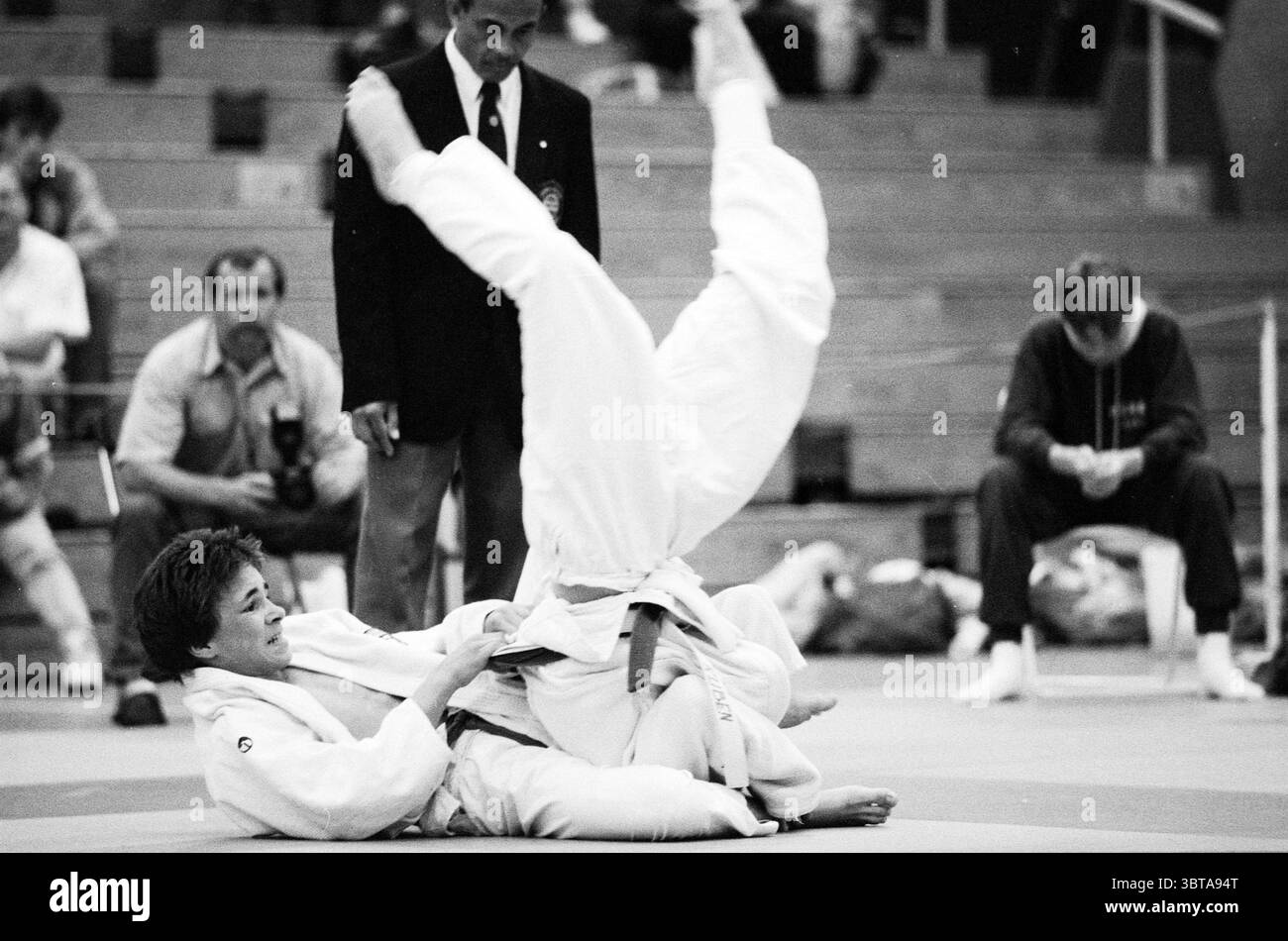 1950 2000 two judo athletes Black and White Stock Photos & Images - Alamy