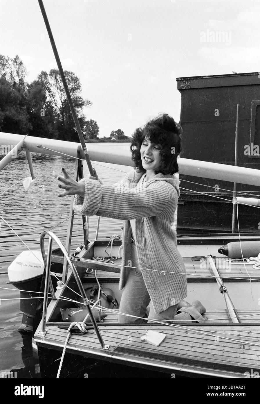 Singer Dee-Dee fishing Persons singing and music, Whizgle News, Dutch ...