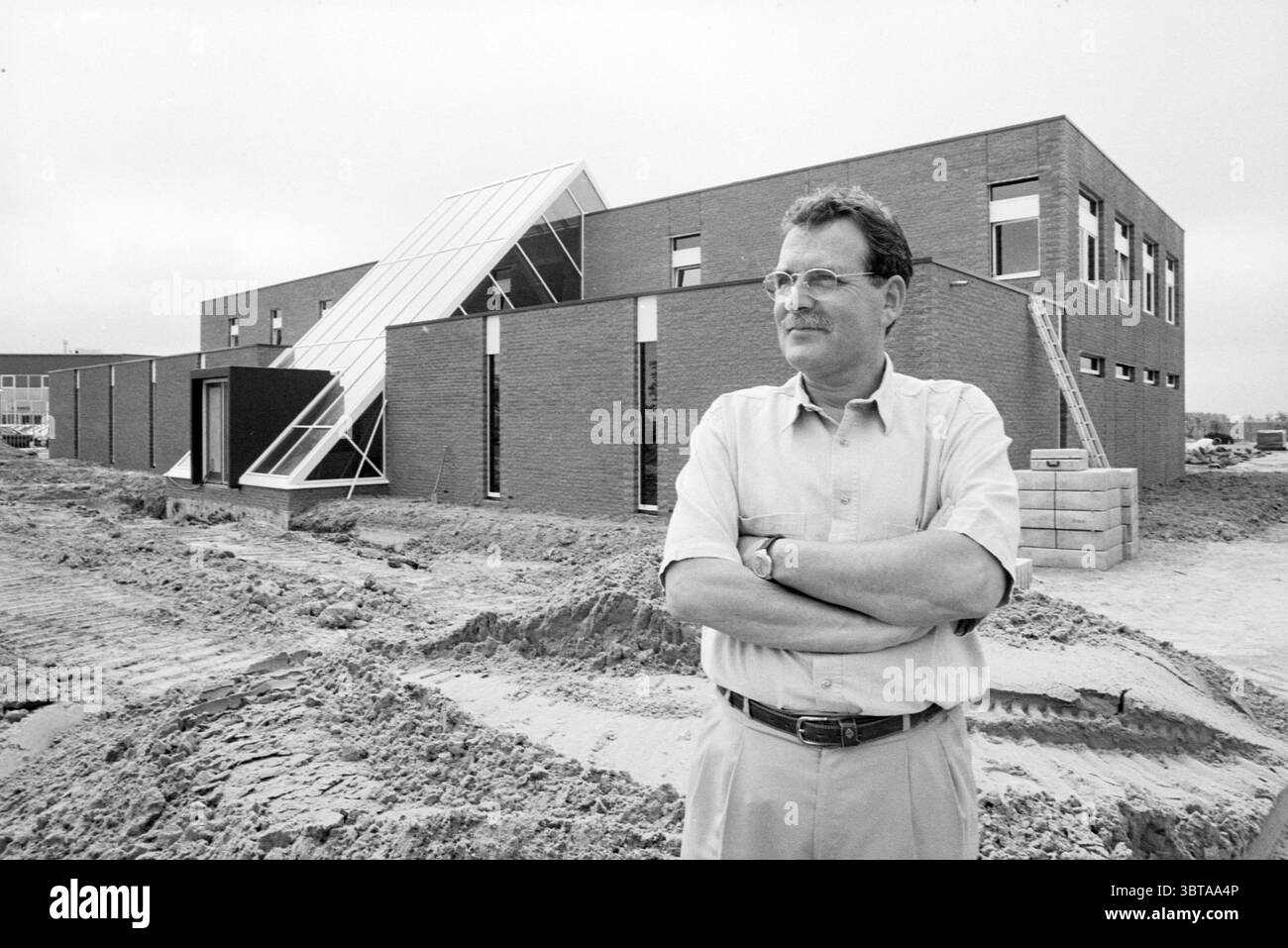 Dark glass panels building reflect hi-res stock photography and images ...