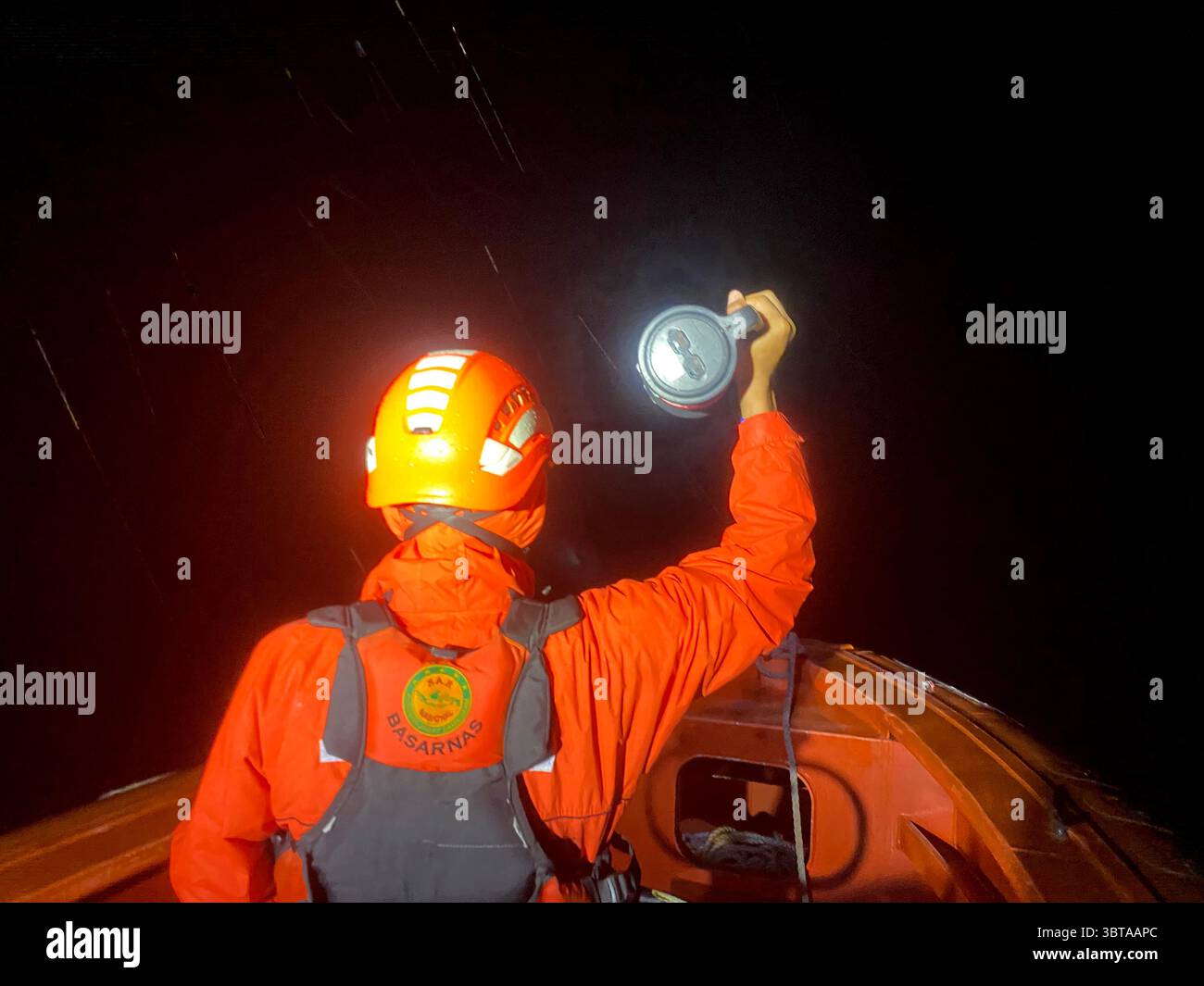 Capsized speedboat hi-res stock photography and images - Alamy