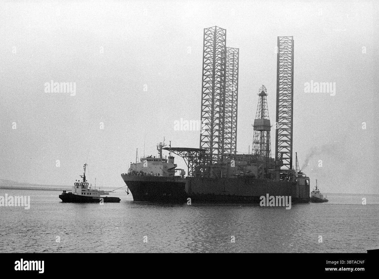 Derrick lighter Black and White Stock Photos & Images - Alamy