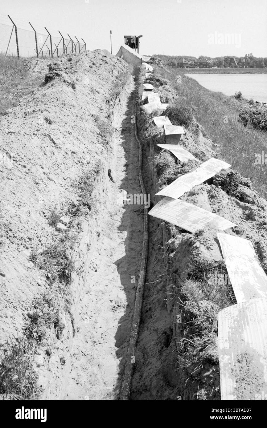 Narrow trench stretches hi-res stock photography and images - Alamy