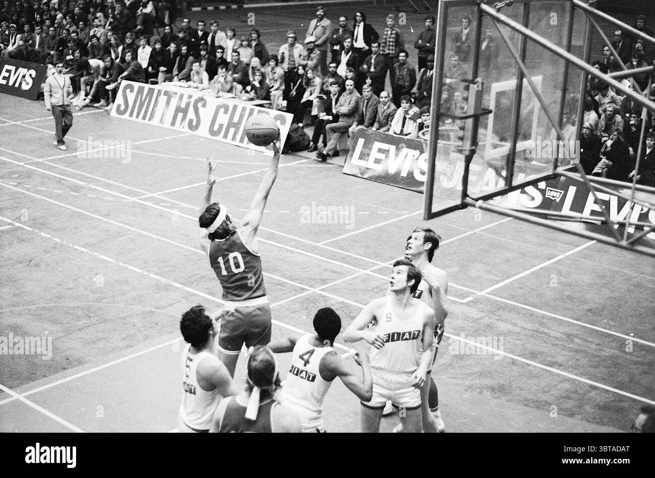 Number 4 basketball player Black and White Stock Photos & Images - Alamy