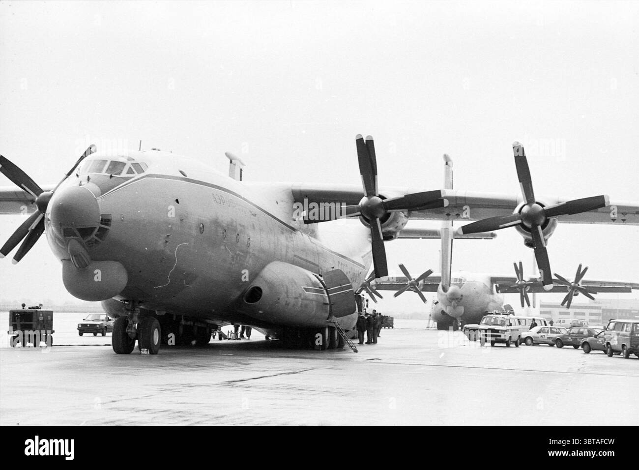 Aircrafts four massive propeller engines hi-res stock photography and ...