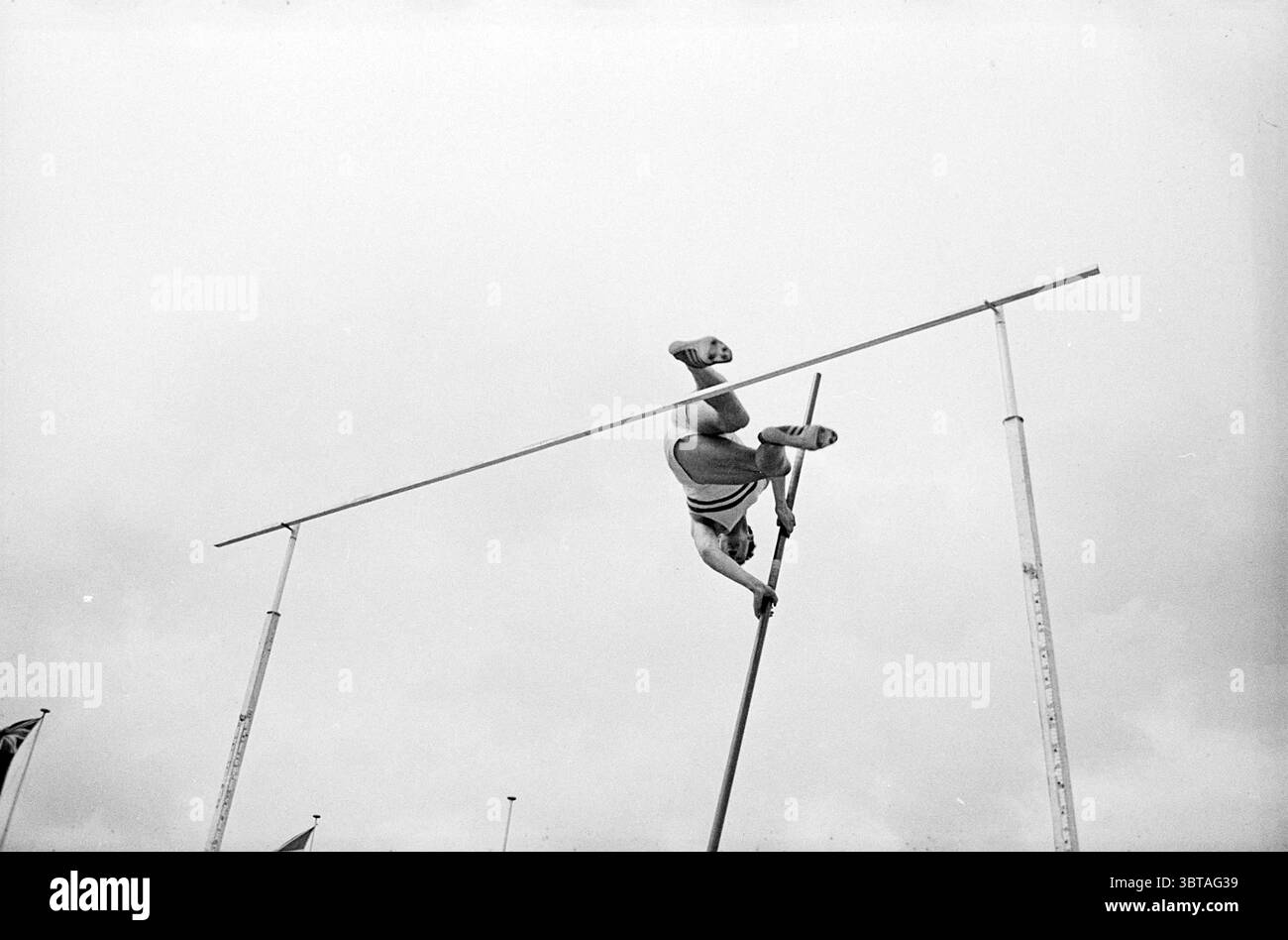 Bent pole with pole vaulter hi-res stock photography and images - Alamy