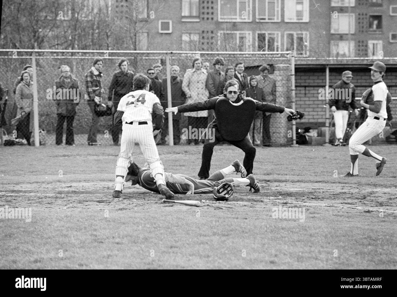 Umpire signaling safe on home hi-res stock photography and images - Alamy