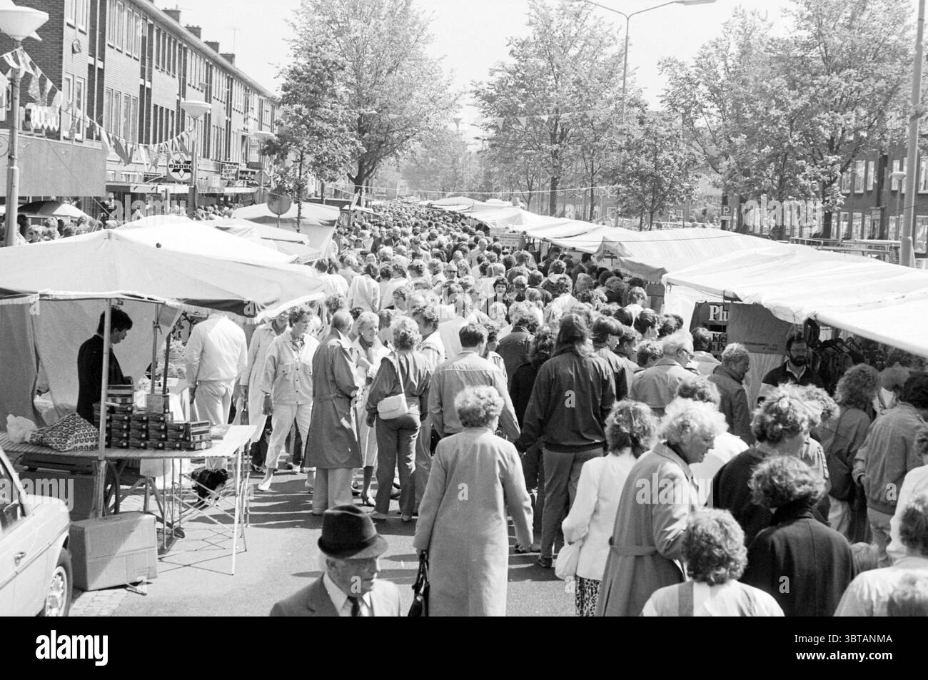 Crowd of people in diverse clothing styles hi-res stock photography and ...