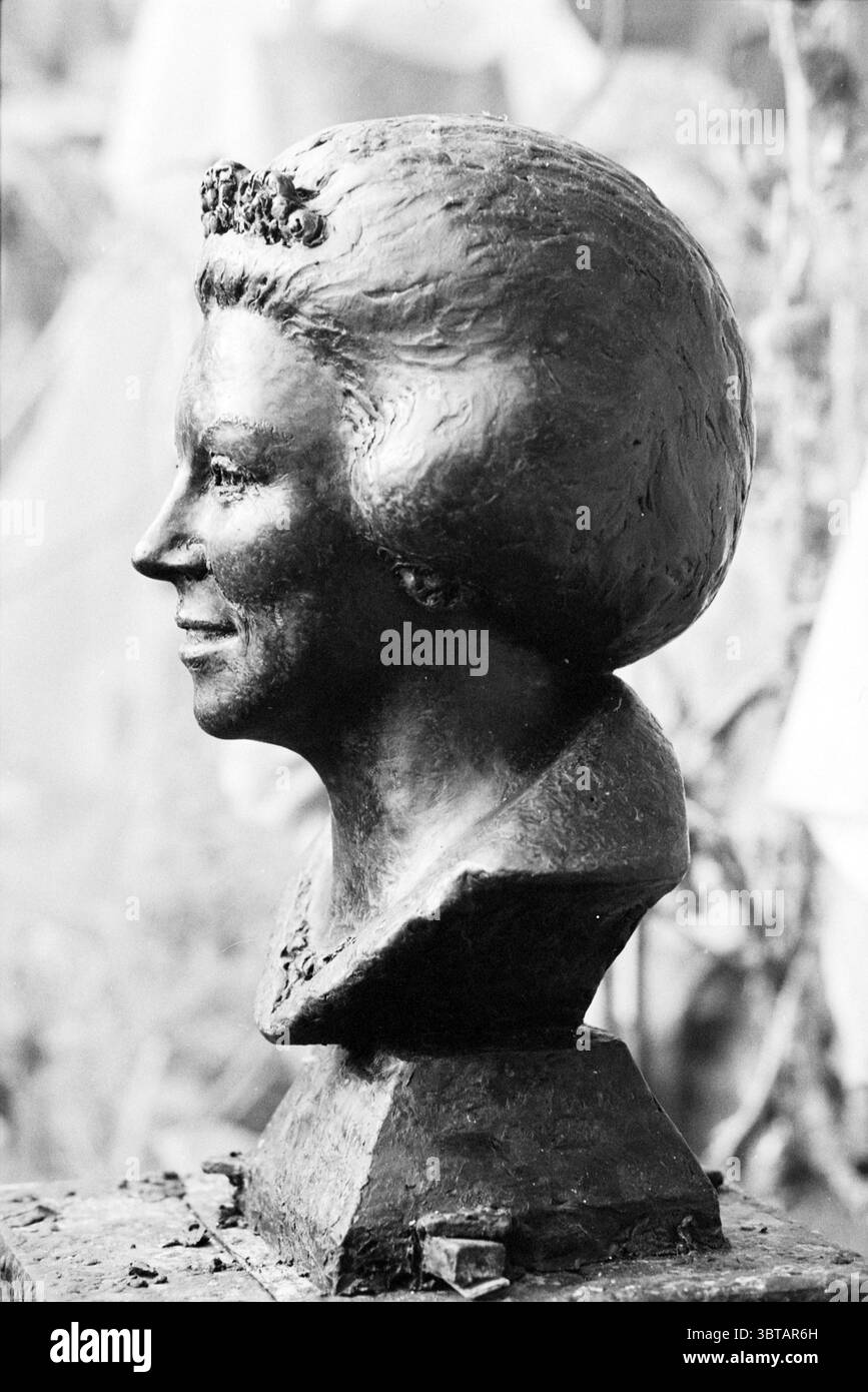 Portrait of Wim Jonker sculptor + wax statue of Queen Beatrix Portraits ...