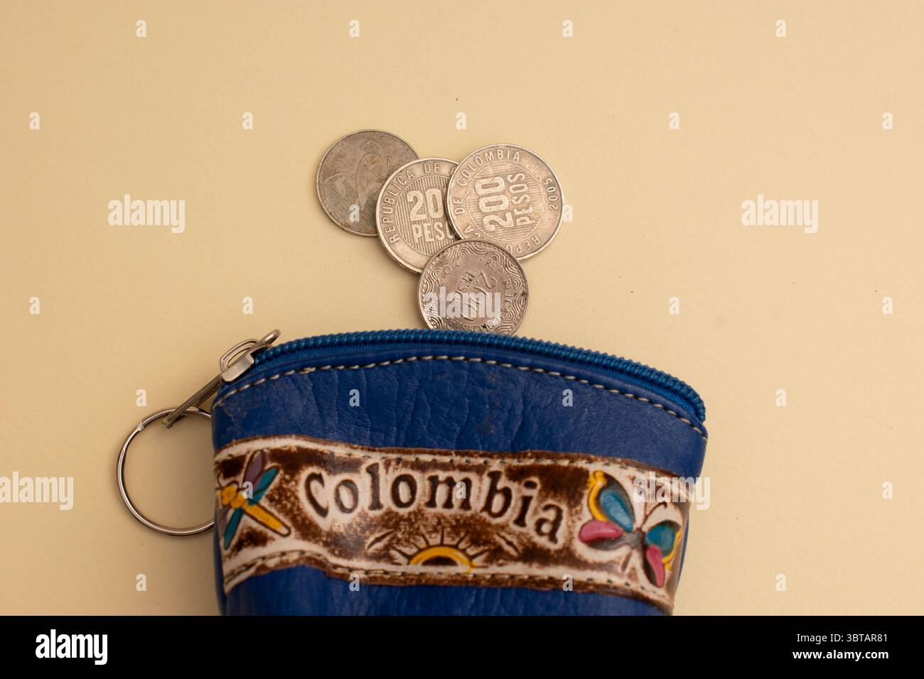 Primer plano de un monedero bordado con la palabra “Colombia” y varias ...