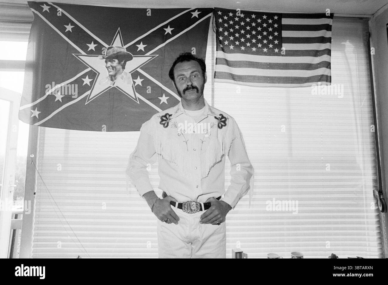 Confederate historical flag united Black and White Stock Photos ...