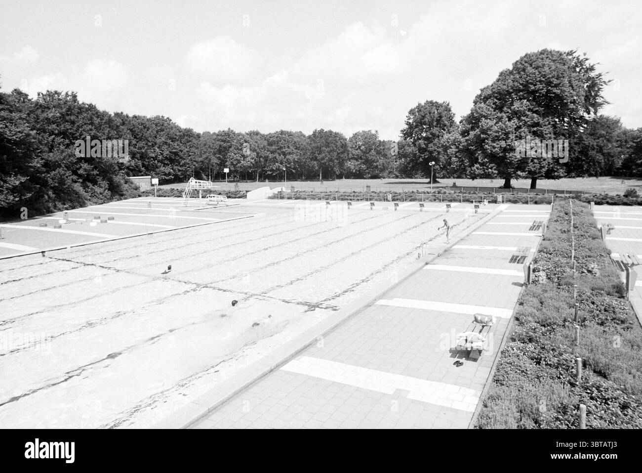 Empty swimming pool Heerenduinen, Whizgle News, Dutch Desk, The ...