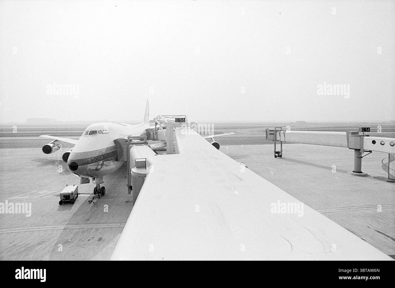 Extended jet bridge hi-res stock photography and images - Alamy