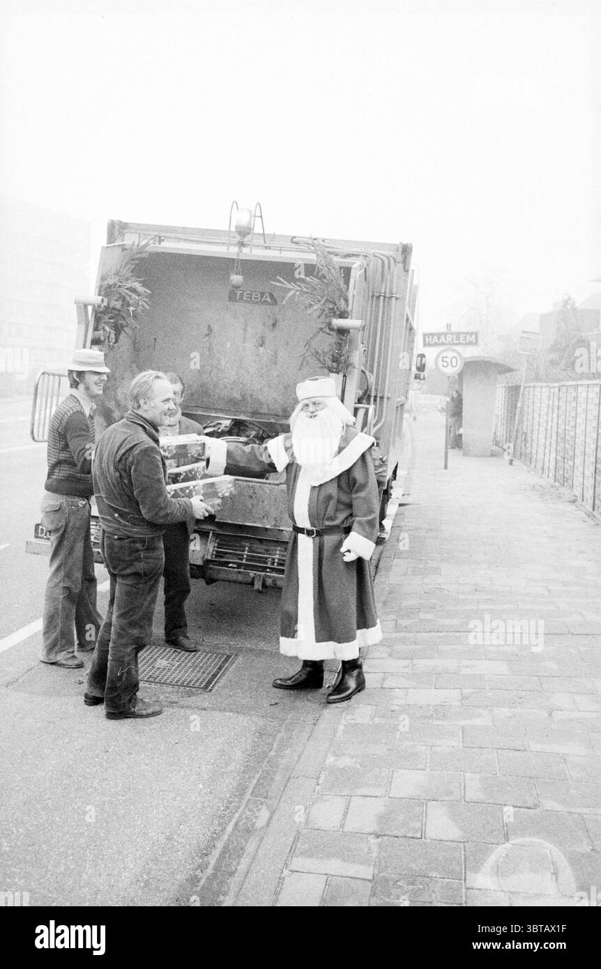 Scene garbage collectors work Black and White Stock Photos & Images - Alamy