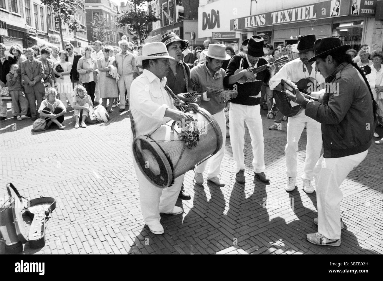 Six musicians plays music on hi-res stock photography and images - Alamy
