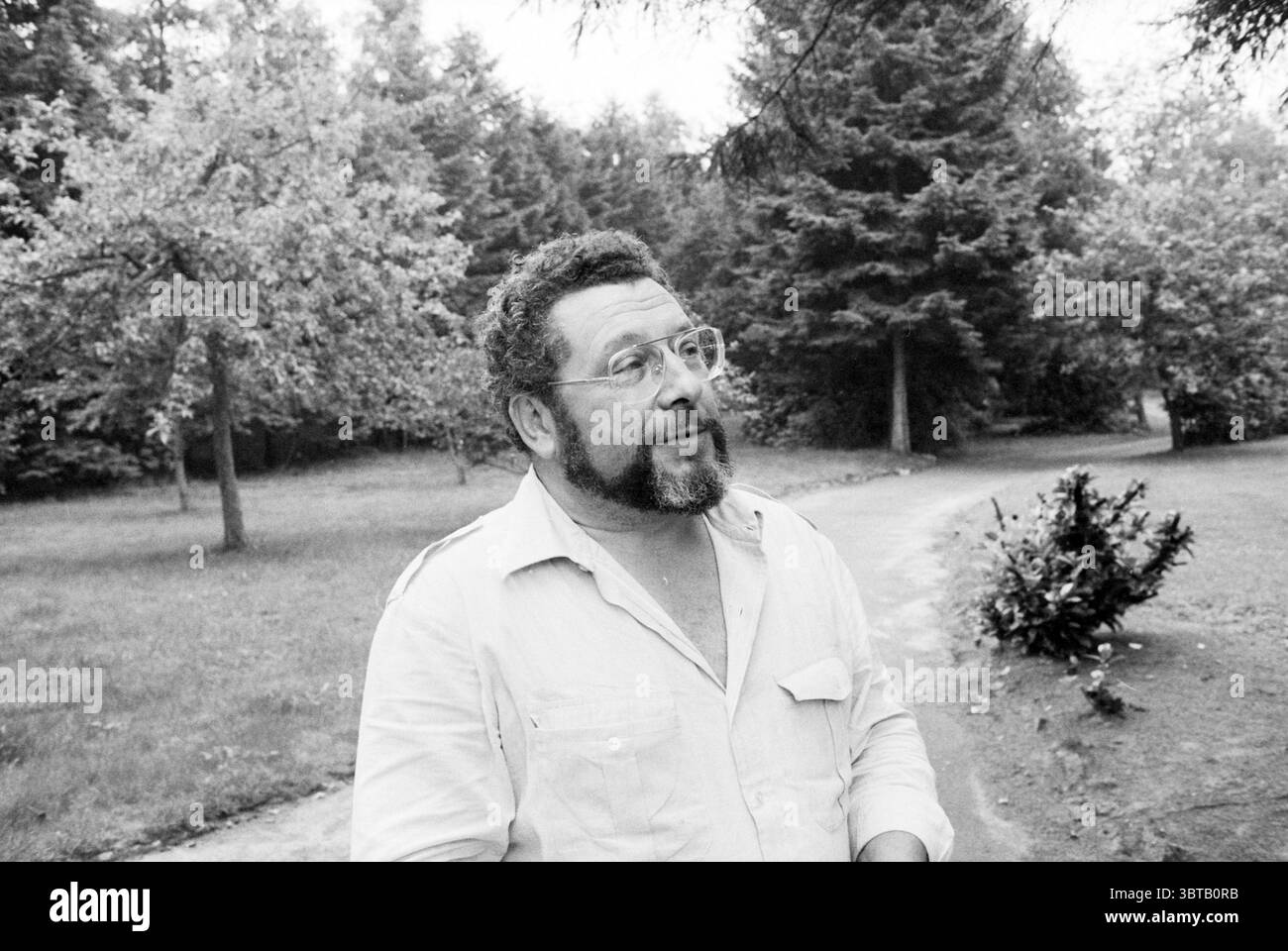 Ward de Ravet actor Belgium Theater, Whizgle News, Dutch Desk, The ...