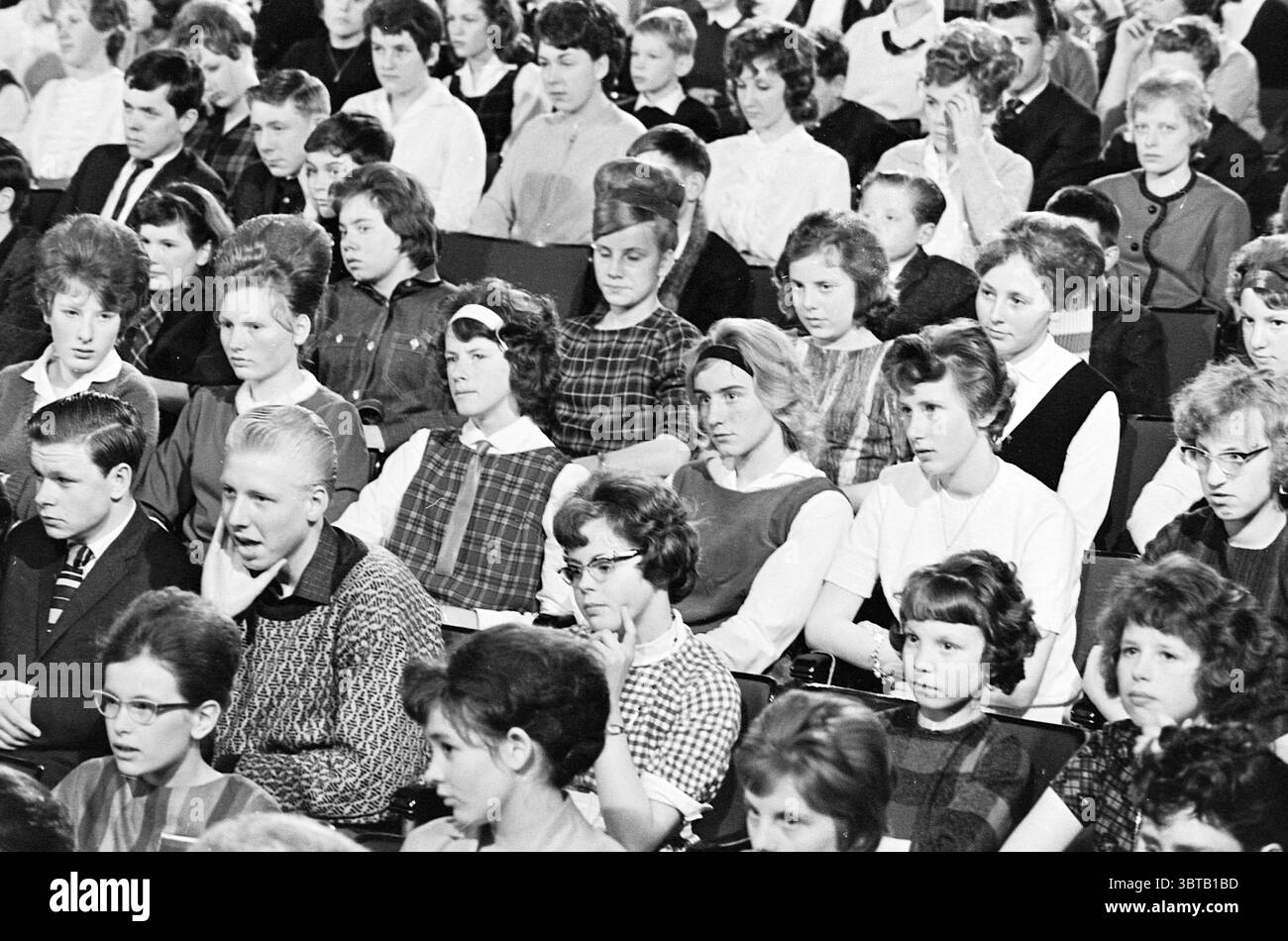 Predominantly teenagers hi-res stock photography and images - Alamy