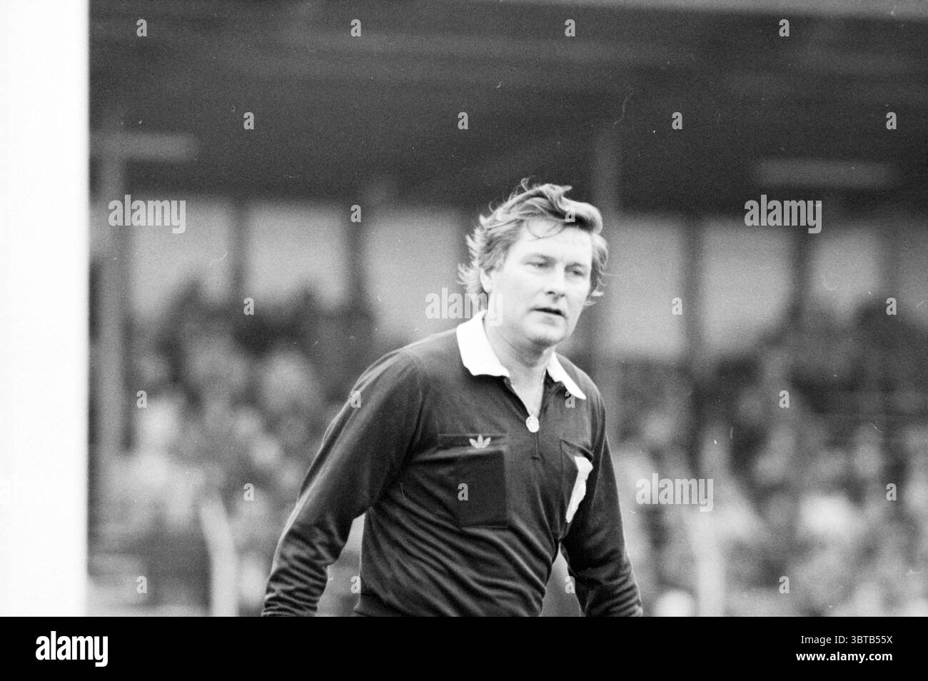 Dark referees uniform hi-res stock photography and images - Alamy