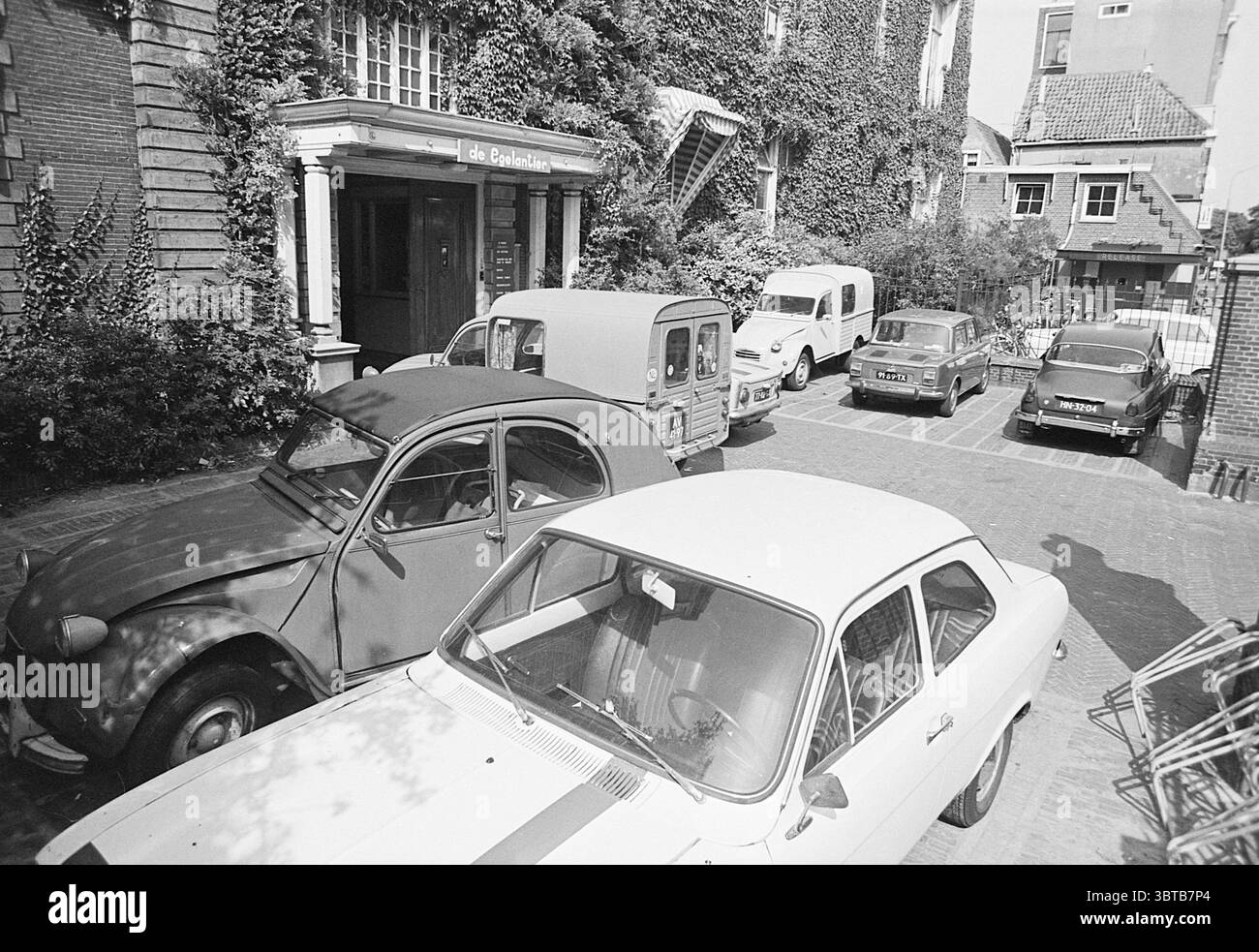 Old fashioned van showcases hi-res stock photography and images - Alamy