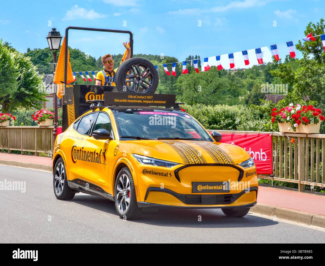 "Continental Tyres" advertising publicity vehicle - part of La Caravane ...